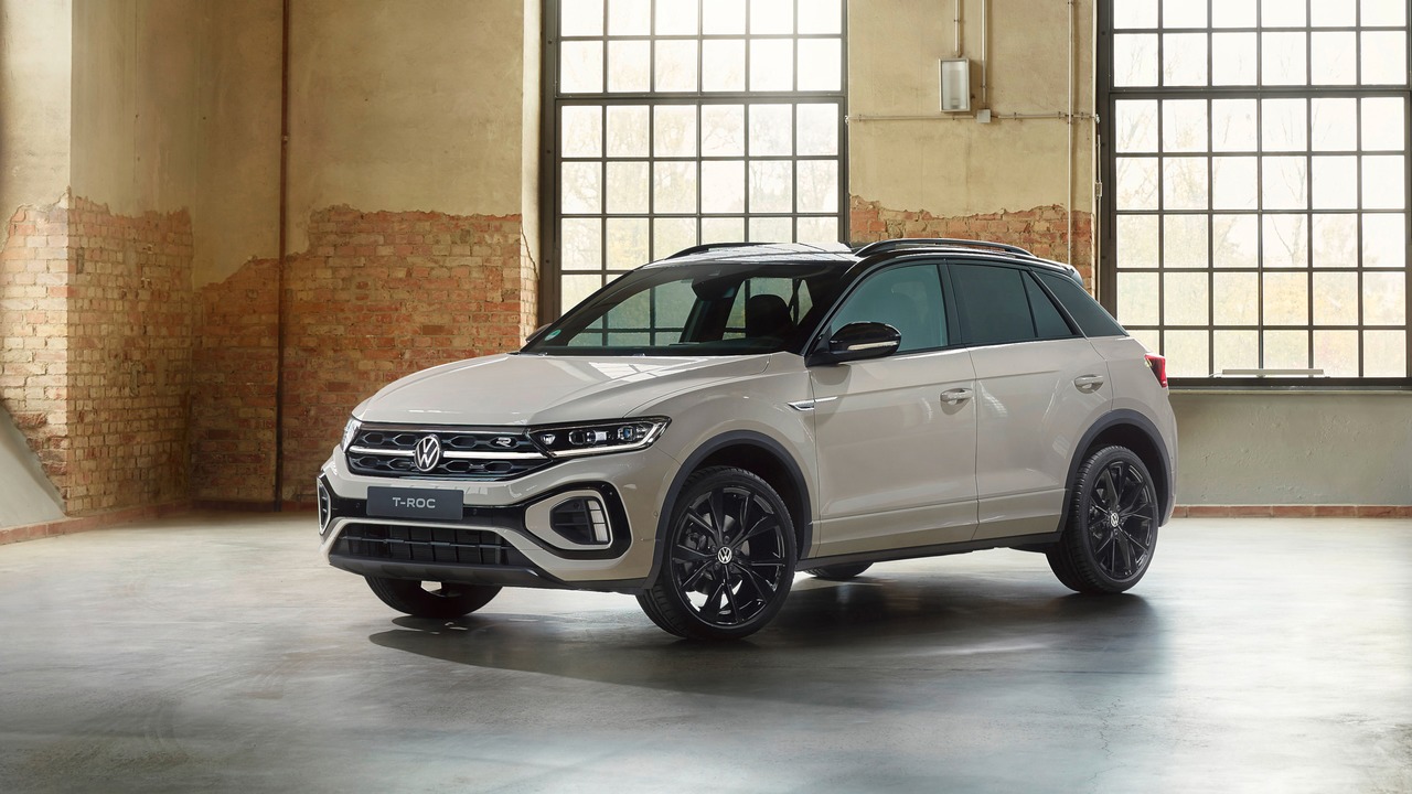 VOLKSWAGEN T-Roc 1.0 TSI R-Line - Foto e Immagini Esclusive - Archivio ...