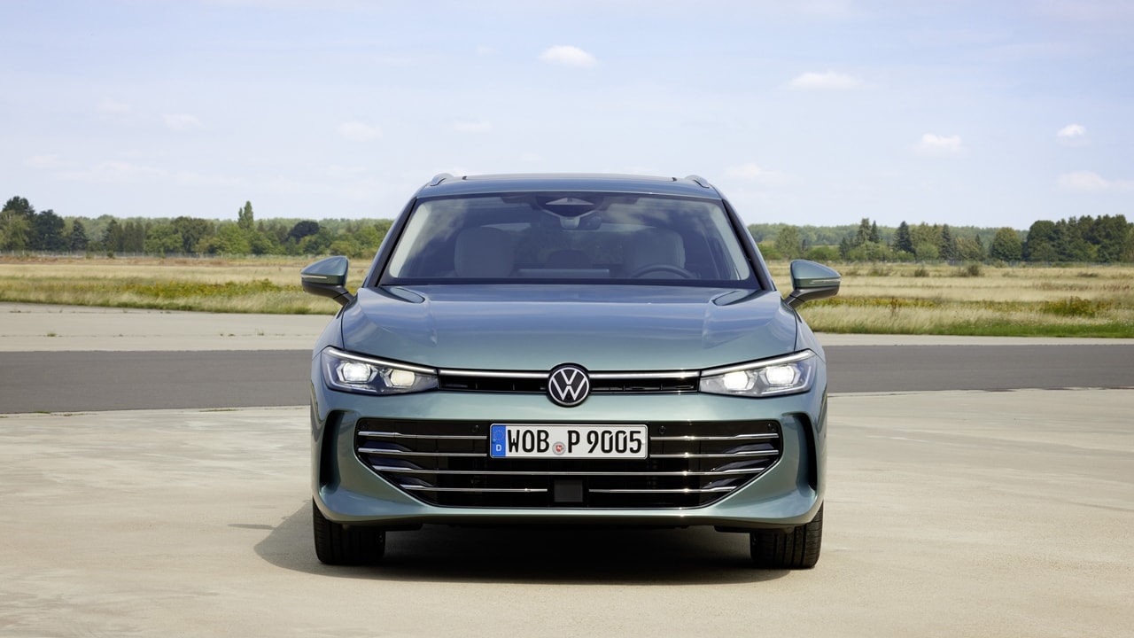 VOLKSWAGEN Passat - Foto e Immagini Esclusive - Listino | Quattroruote.it
