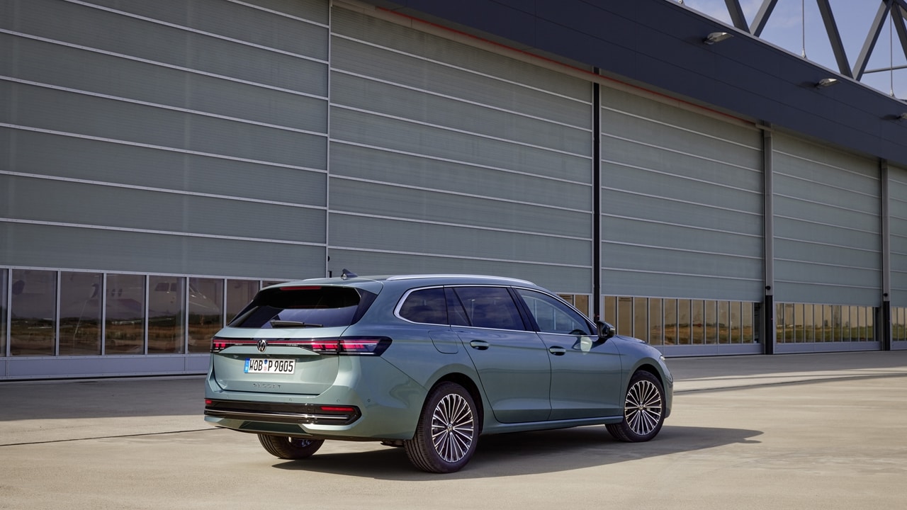 VOLKSWAGEN Passat - Foto e Immagini Esclusive - Listino | Quattroruote.it
